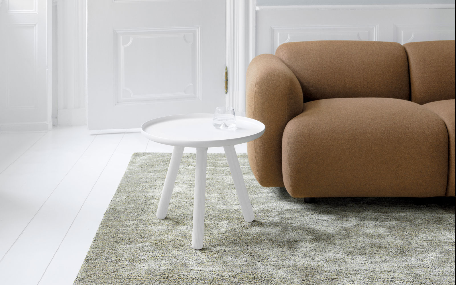 Tablo Table A minimalistic coffee table in white with legs of ash